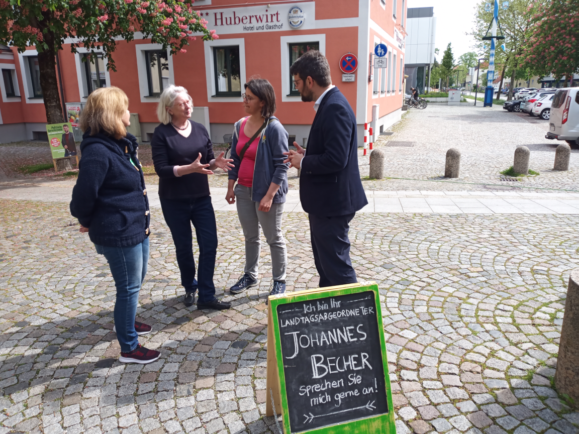 Johannes Becher, MdL, und Sabine Bock, Bezirkstagskandidatin, in Eching ...
